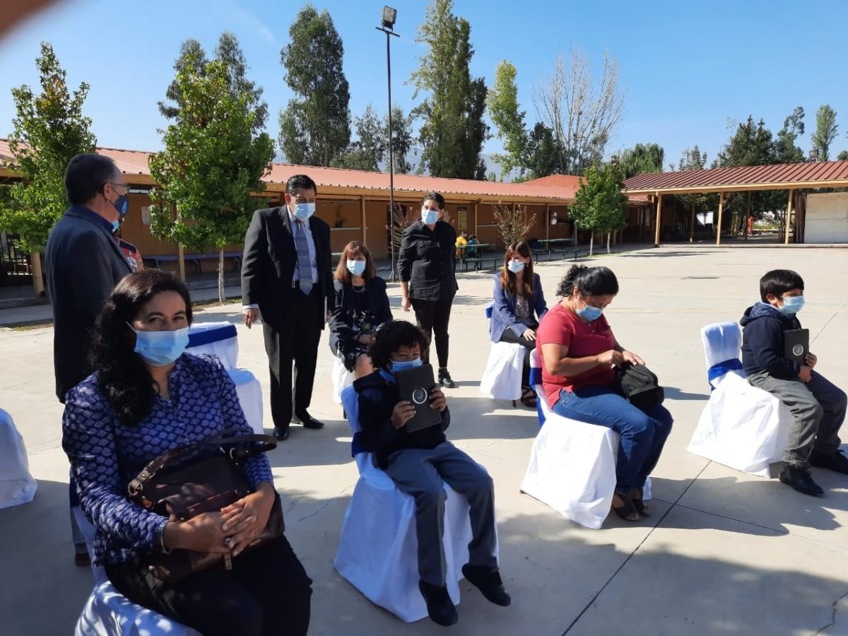 Alcaldesa de Palmilla entrega tablets a alumnos de la comuna. – MANÍA FM